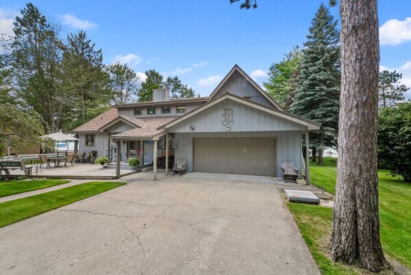 Lakefront Home W Beach @ Higgins Lake! - Higgins Lake, MI