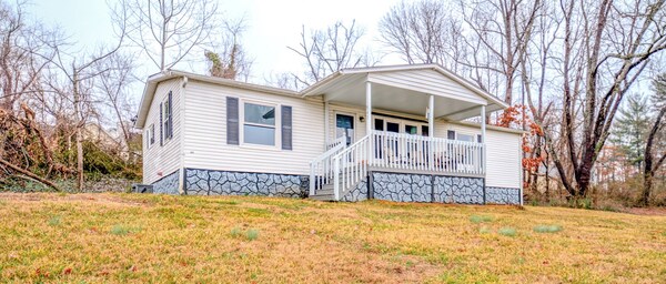 10 Minutes To Downtown Asheville. Remodeled, Pets Approved! - Weaverville, NC