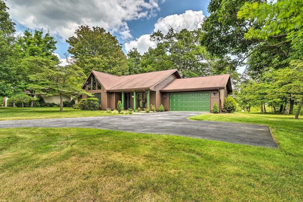 Cozy 3 Bedroom Cabin Fits Up To 10 Guests! - Berkeley Springs, WV