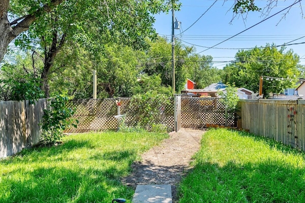 Private Home Steps Away From The Big Dinosaur! - Drumheller