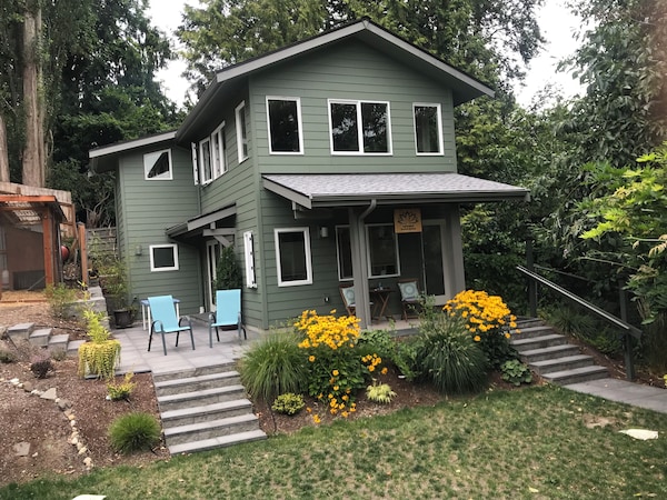 Private Cottage With Soaring Vaulted Ceiling - Bellevue, WA