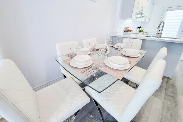 Luxury 3bdr Retreat In The Heart Of Niagara Falls - Sleeps 8 + Free Parking - St. Catharines