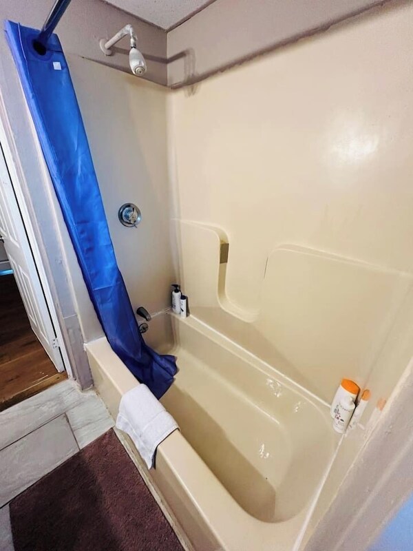 Nice Spacious Apartment Near Whole Foods, Brown University - Providence, RI