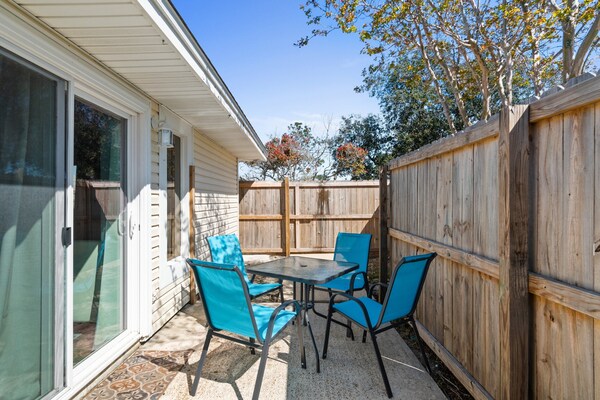 Stylish Beach Cottage Retreat  Cozy, Walkable, And Perfect For Couples Or Small Families - Panama City Beach, FL