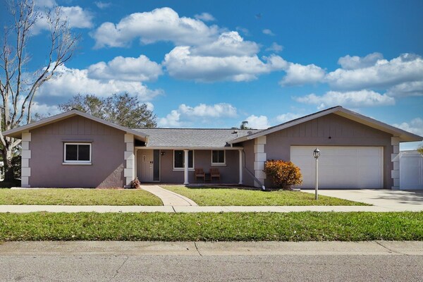 12 Min To Beach, Game Room, Sleek & Stylish, Private Fenced Yard - Largo, FL