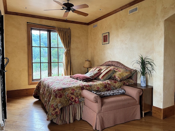 Chateau With 5 Bedrooms And Wifi, Ac In Lovely Saratoga - Los Gatos, CA