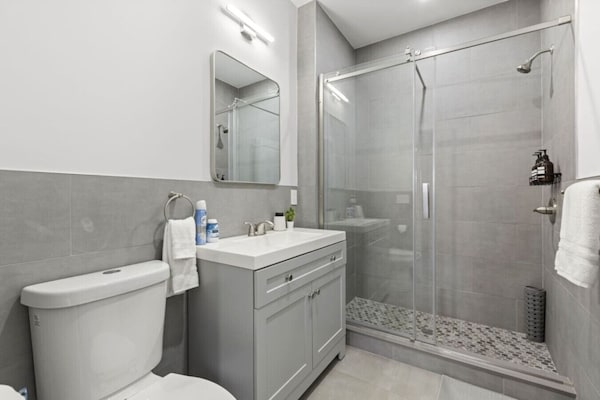 Modern Retreat W/ Free Parking | 30min Nyc - Bayonne, NJ