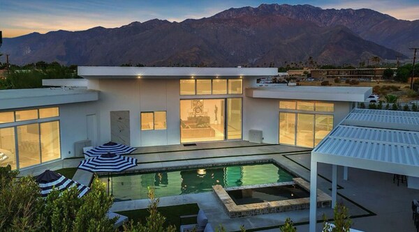 6bd/4ba Luxury Designer Villa/18 Beds/sleeps 25 - Palm Springs, CA