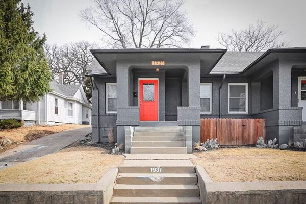 Colorful Retro Stay Near The Zoo - Council Bluffs, IA
