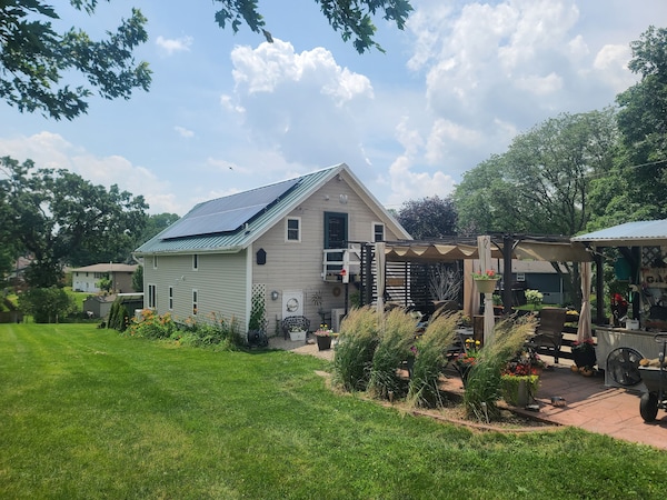 Barn-dominium Living Experience W/ Park View, Adjustable Bed, 4-seasons Room - Iowa