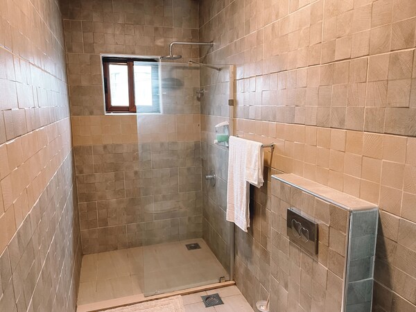 Modern Hotel Room At Osu - Accra