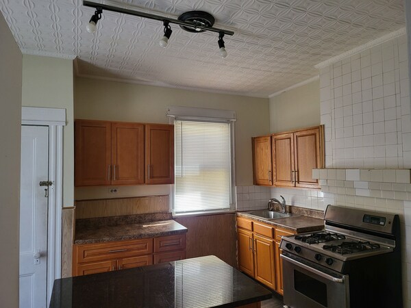 Charming 2-bedroom Townhome With Wifi, Ac In Kearny - Elizabeth, NJ