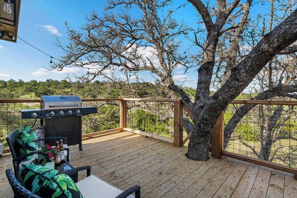 Treehouse Retreat With Hill Country Views - Luckenbach, TX