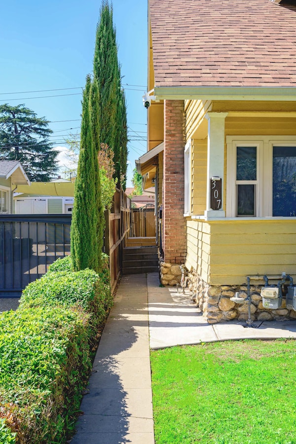 Comfortable Home Near La With Full Kitchen & Laundry - Pasadena, CA