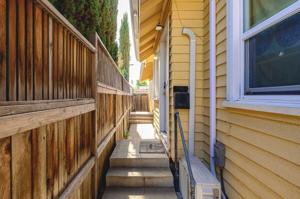 Comfortable Home Near La With Full Kitchen & Laundry - Sierra Madre, CA