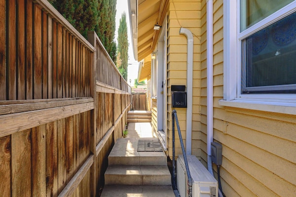Comfortable Home Near La With Full Kitchen & Laundry - Sierra Madre, CA