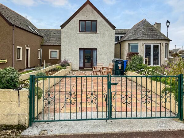 2 Bedroom Cottage Overlooking The River Brora And Harbour - Brora