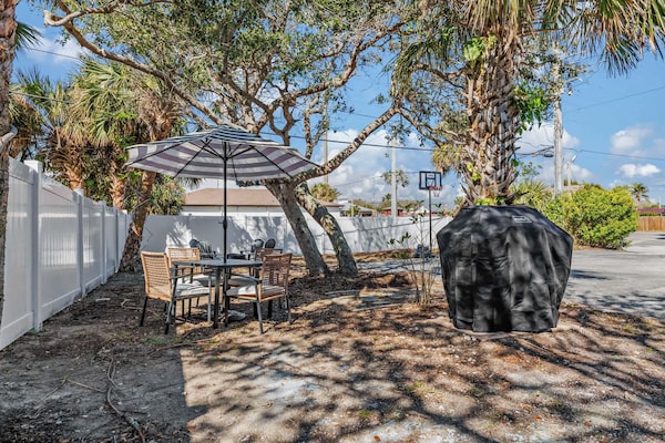 Blue Surf Bungalow 3 Bd/2ba-at Slater Way Beach - Cocoa Beach, FL