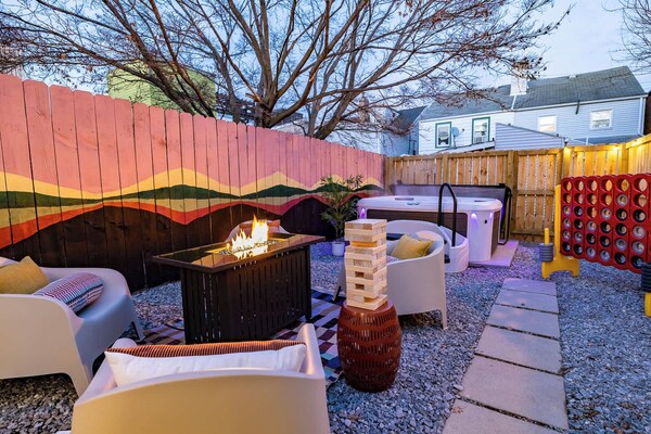 Hot Tub | Arcade | King Bed | Free Parking - Homestead, PA