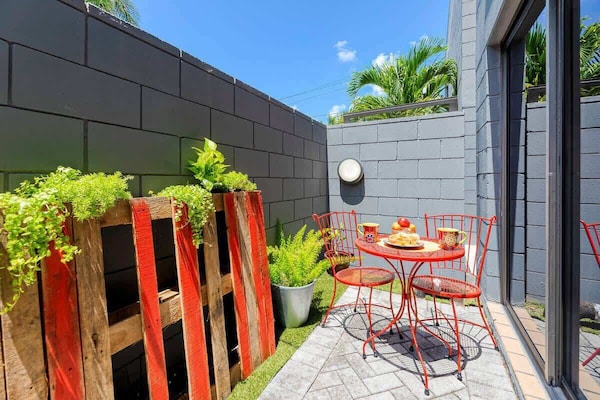Singer House Waterfront Retreat  2br & Jacuzzi - Sunrise, FL
