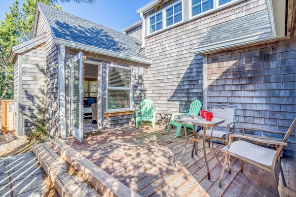 Double Decks, Saltwater Hot Tub, Bbq, And An Easy Walk To Pacific City Beach! - Pacific City, OR