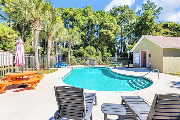 Steps Away-free Golf Cart For June- Community Pool - Destin, FL