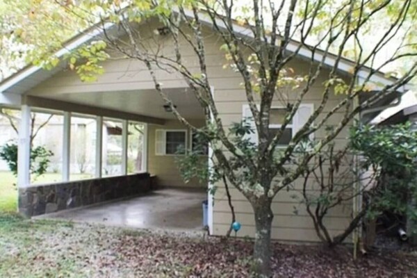 On Deep Creek! Charming 2-bedroom House In Bryson City With Wifi And Ac - Bryson City, NC