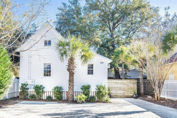 Wonderful Old Village Bungalow In The Heart Of Mount Pleasant - Charleston, SC