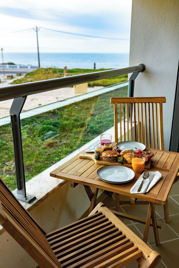 Beach Front, 2-bedroom Apartment In Santa Cruz - Torres Vedras
