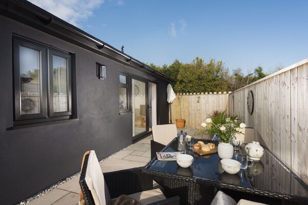 Bumblebee Barn Offers A Serene Escape Warmly Welcoming Four Guests - St Agnes