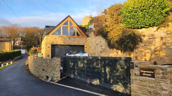 Luxury 1 Bed Coach House - Huddersfield