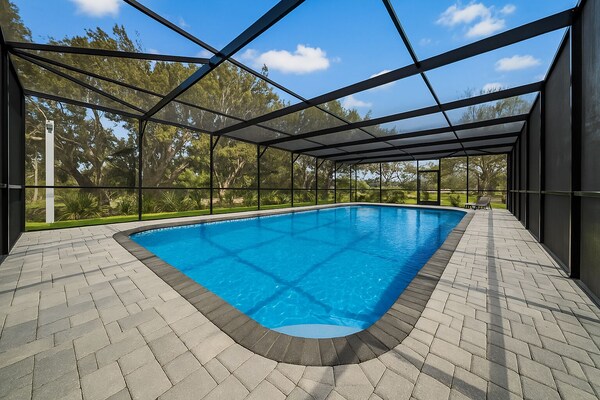 Luxury Tropical Pool Villa  Spacious Escape For Large Groups, Sleeps 22+ - Wesley Chapel, FL