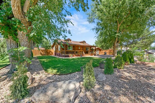 Cozy 2-bedroom Cabin Close To Montrose Hospital - Montrose, CO