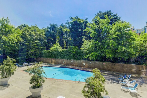 Beautiful 2bd Escape, Elegant, Cozy & Central With Free Parking And Wifi 2201 - Atlanta, GA