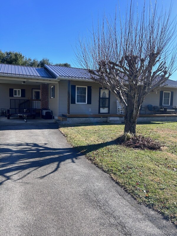 Charming 3-bedroom House In Mountain City Beautiful Big Coy Pond In Backyard - Mountain City, TN