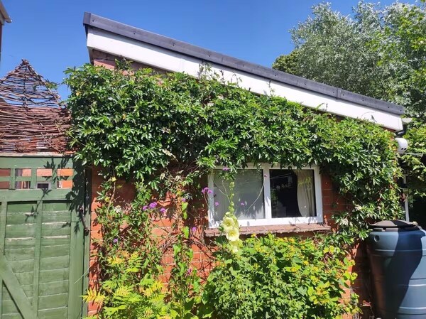Private Whimsical Cabin In Centre Of Glastonbury With Secluded Fairy Garden - Glastonbury