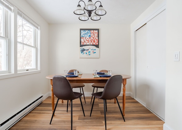 New Listing! Family Friendly Home W/free Parking! 5 Min To Old Port. - South Portland, ME