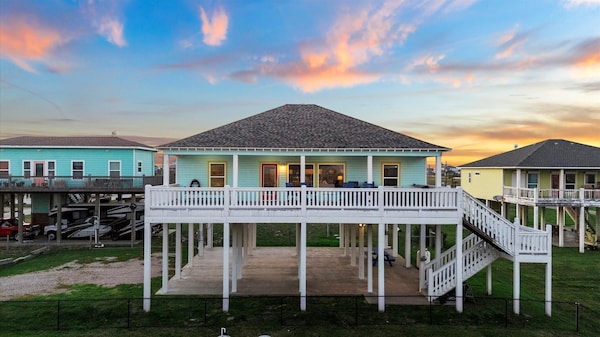 Hot Tub | Beach View | Sleeps 12 - Crystal Beach, TX