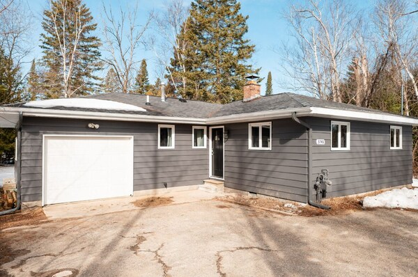 3-bedroom House In Charming Indian River On The Little Sturgeon River - Burt Lake, MI