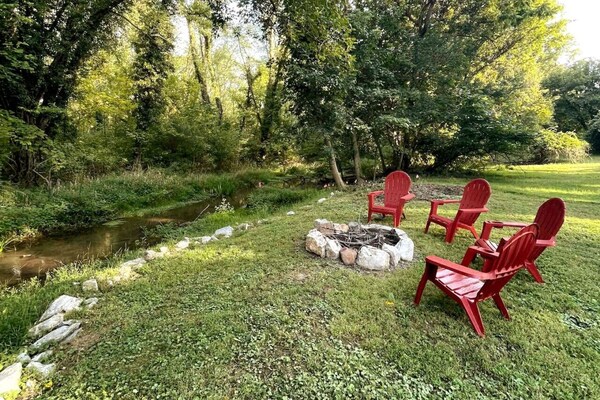 The Creekside Cottage: Downtown | Pet-friendly - Shepherdstown, WV