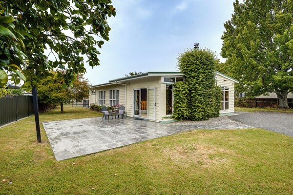 Mid Century Oasis - Hastings Holiday Home - Clive