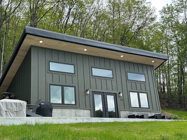 Modern + Private Cabin In Marlinton, Wifi, Single Level, Trail Side!  New 2025 - West Virginia
