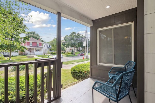 Capitol Oasis 3 Bed/2 Bath Near Downtown Lansing! - Lansing, MI