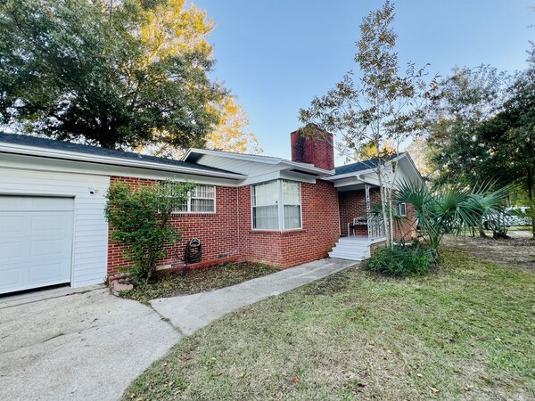 3rd Street Bungalow-backyard Oasis-nas-beaches-dining-shopping - Pensacola, FL