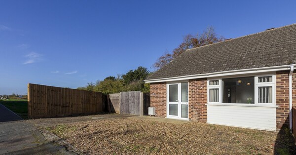 Charming Semi-attached Bungalow With Free Parking | Pass The Keys - Cambridge