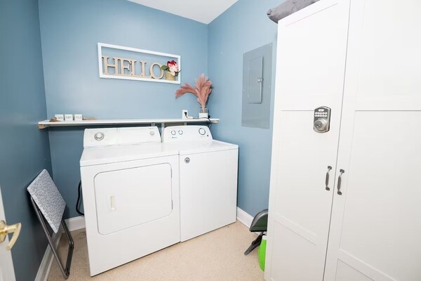 Cozy & Comfortable, Remodeled House. Stylishly Decorated & Close To Everything! - Urbana, IL