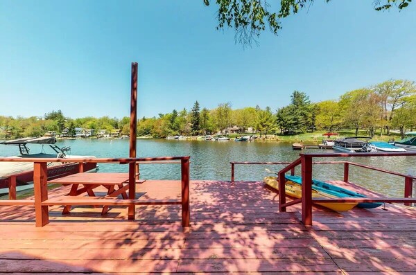 Lakefront Cottage-ski-golf-snowboard- Watersports. 5 Bedrooms 9 Beds 2 Baths - Lake Harmony, PA