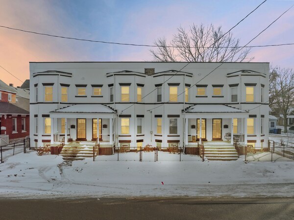 Luxe Ohio City Townhome Only Minutes To Stadium! - Parma, OH