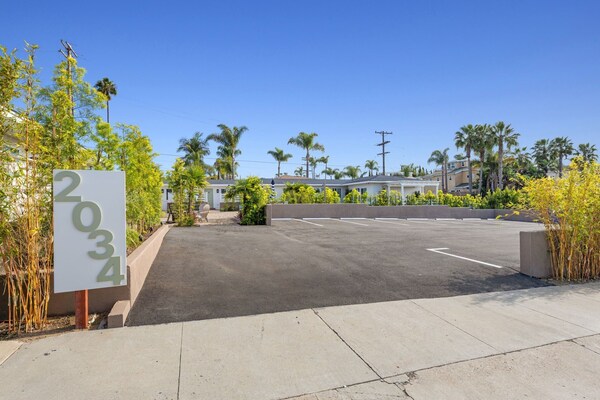 South Oceanside Bunalow 8 - Deluxe Work And Stay Full Studio + Patio - Carlsbad, CA