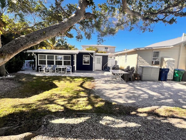 Charming 1920s Cottage, Waterfront Just 50 Ft Away, Beach Just 1 Minute Stroll! - Longboat Key, FL